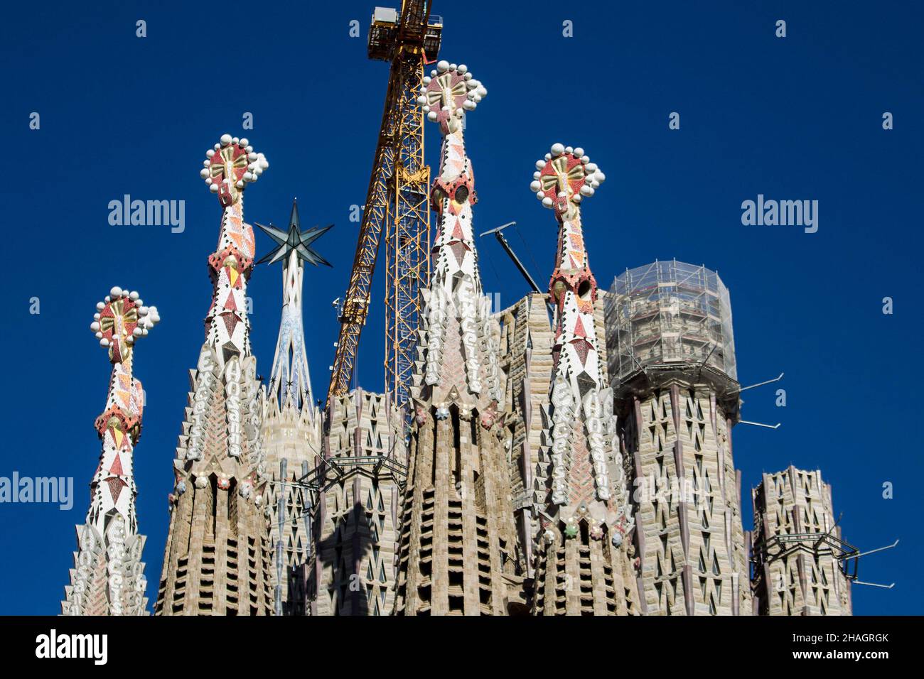 Installation of the star that crowns the Maria tower of the Sagrada ...