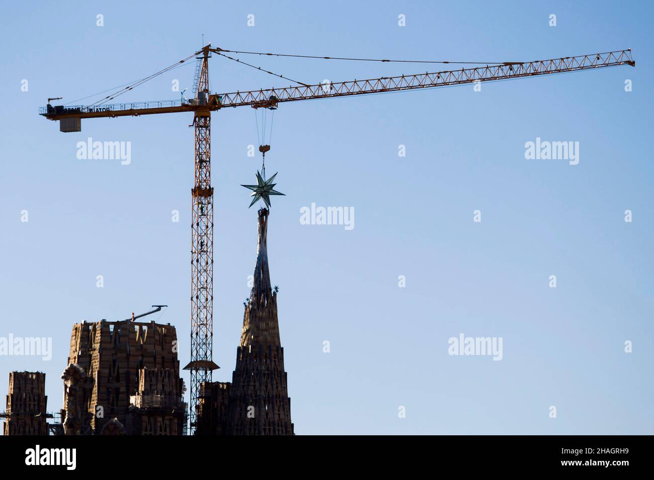 Installation of the star that crowns the Maria tower of the Sagrada ...