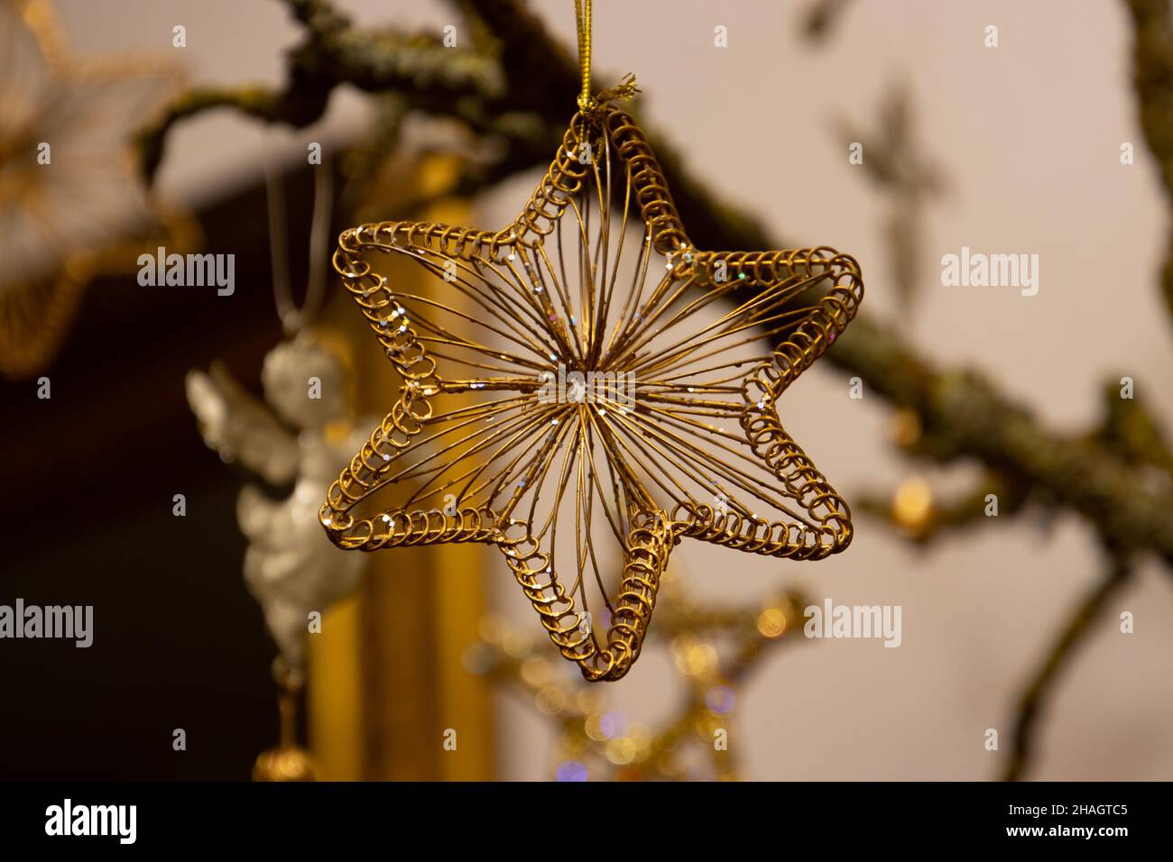 Golden christmas star made out of wire Stock Photo - Alamy