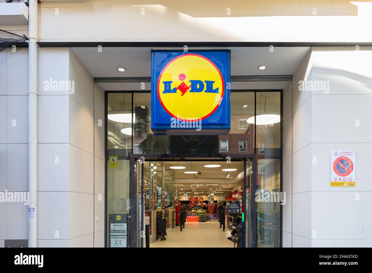 International grocery store chain hi-res stock photography and images ...