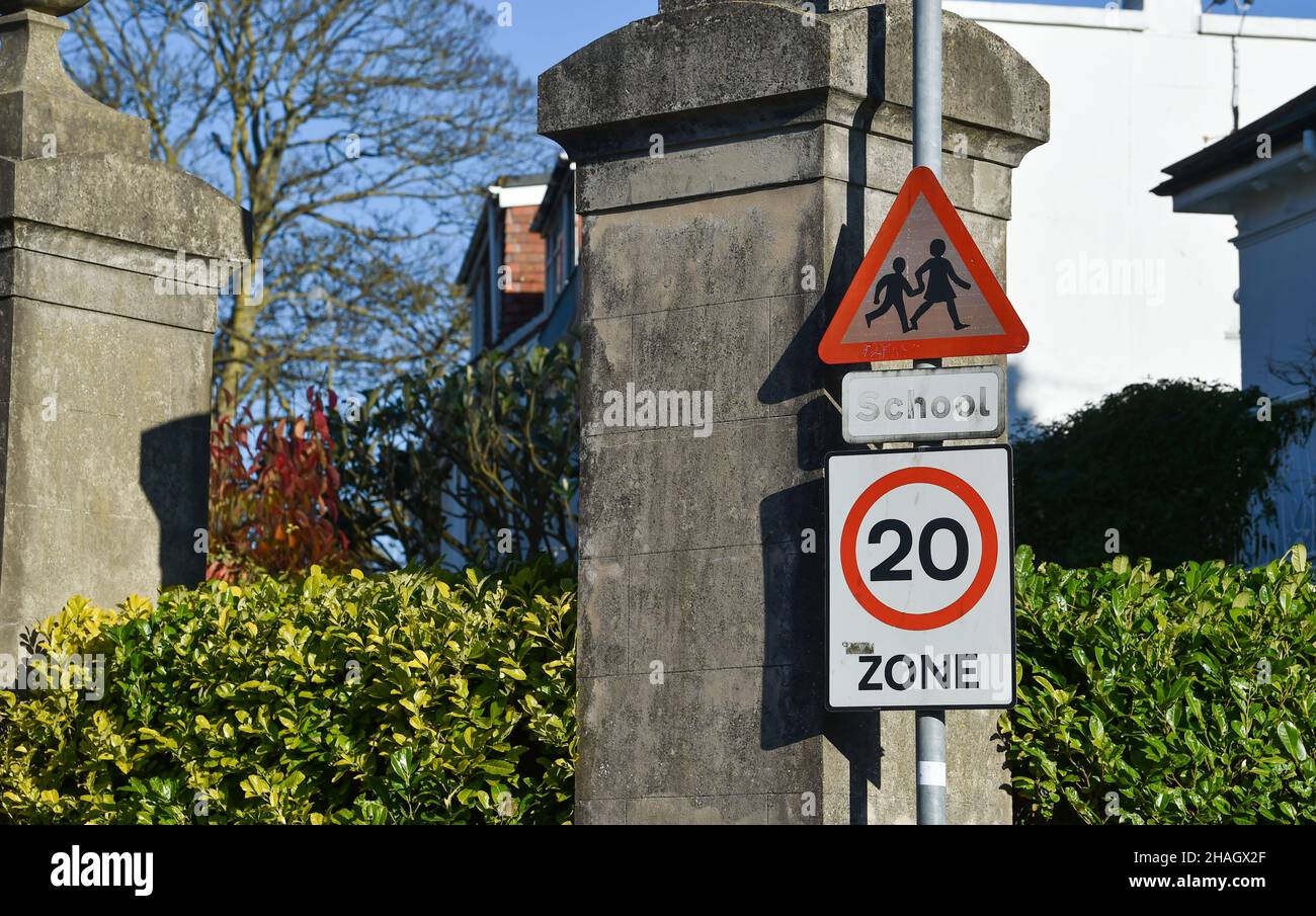 Schoolchildren crossing and 20mph road sign in Brighton Stock Photo - Alamy