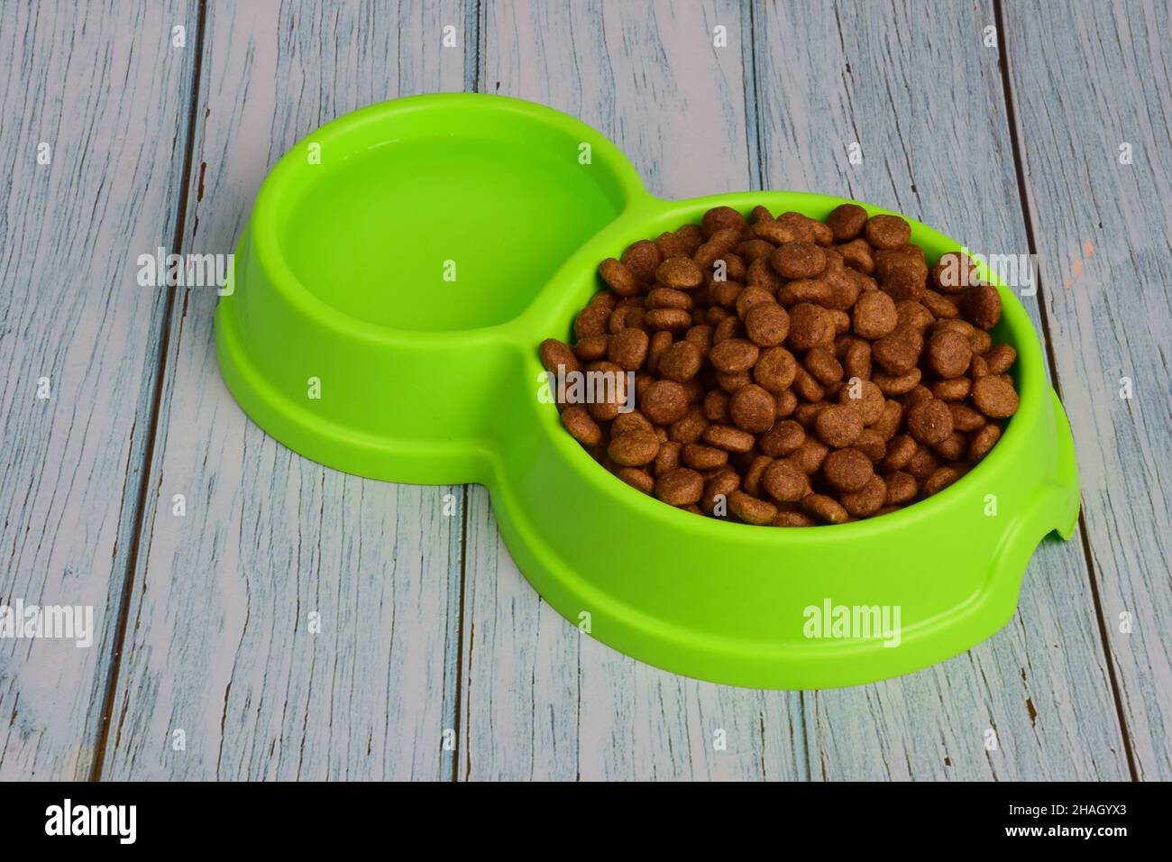 Against the background of wooden boards lies a green plastic plate ...