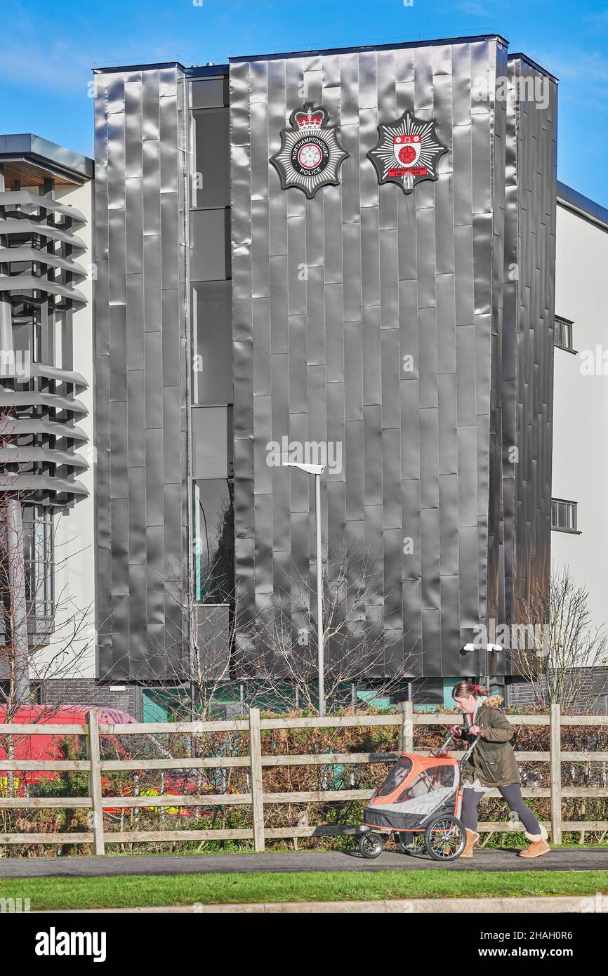 Police woman and badge hi-res stock photography and images - Alamy