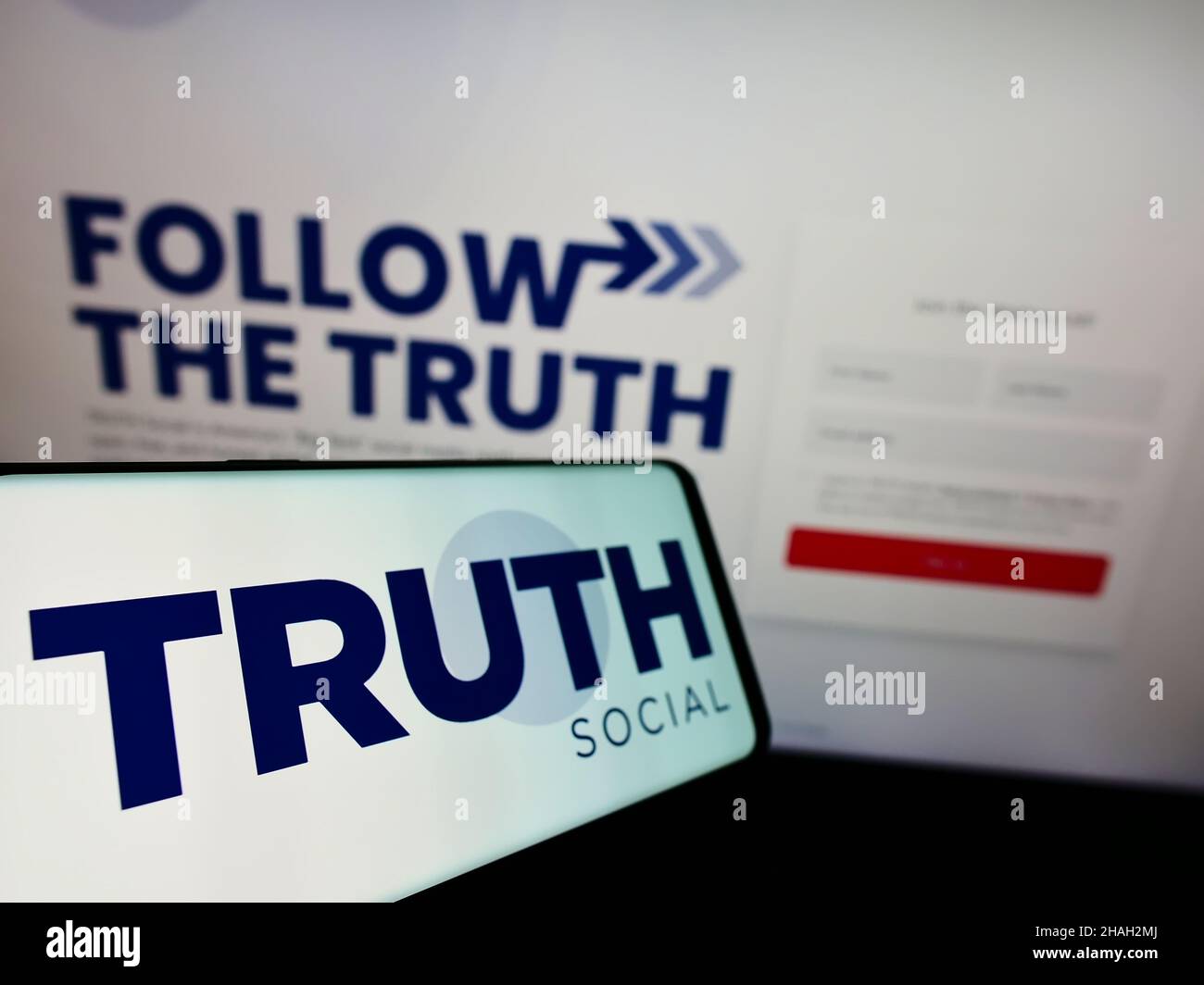 Cellphone with logo of US media platform TRUTH Social (by TMTG) on ...