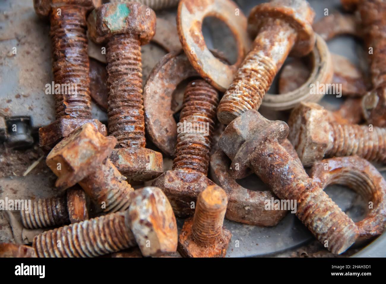 Rusty used old screws and metallic workshop in mechanical workshop ...