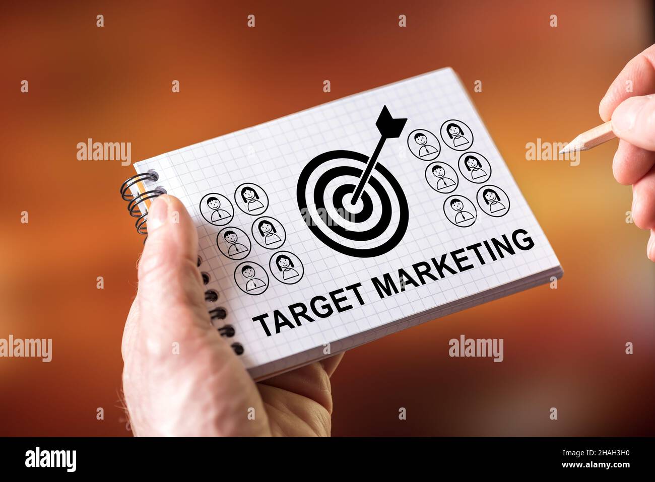 Hand drawing target marketing concept on a notepad Stock Photo - Alamy