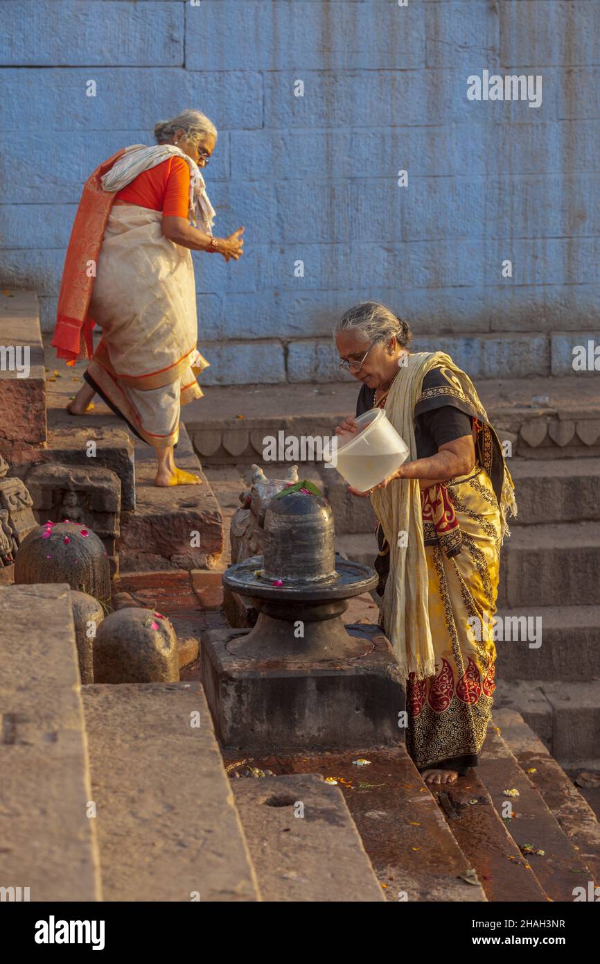 Sadhus in varanasi hi-res stock photography and images - Alamy
