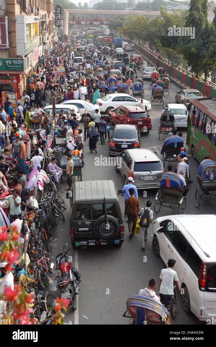 dhaka bangladesh 24th may 2021 .people and traffic moving in crowded ...