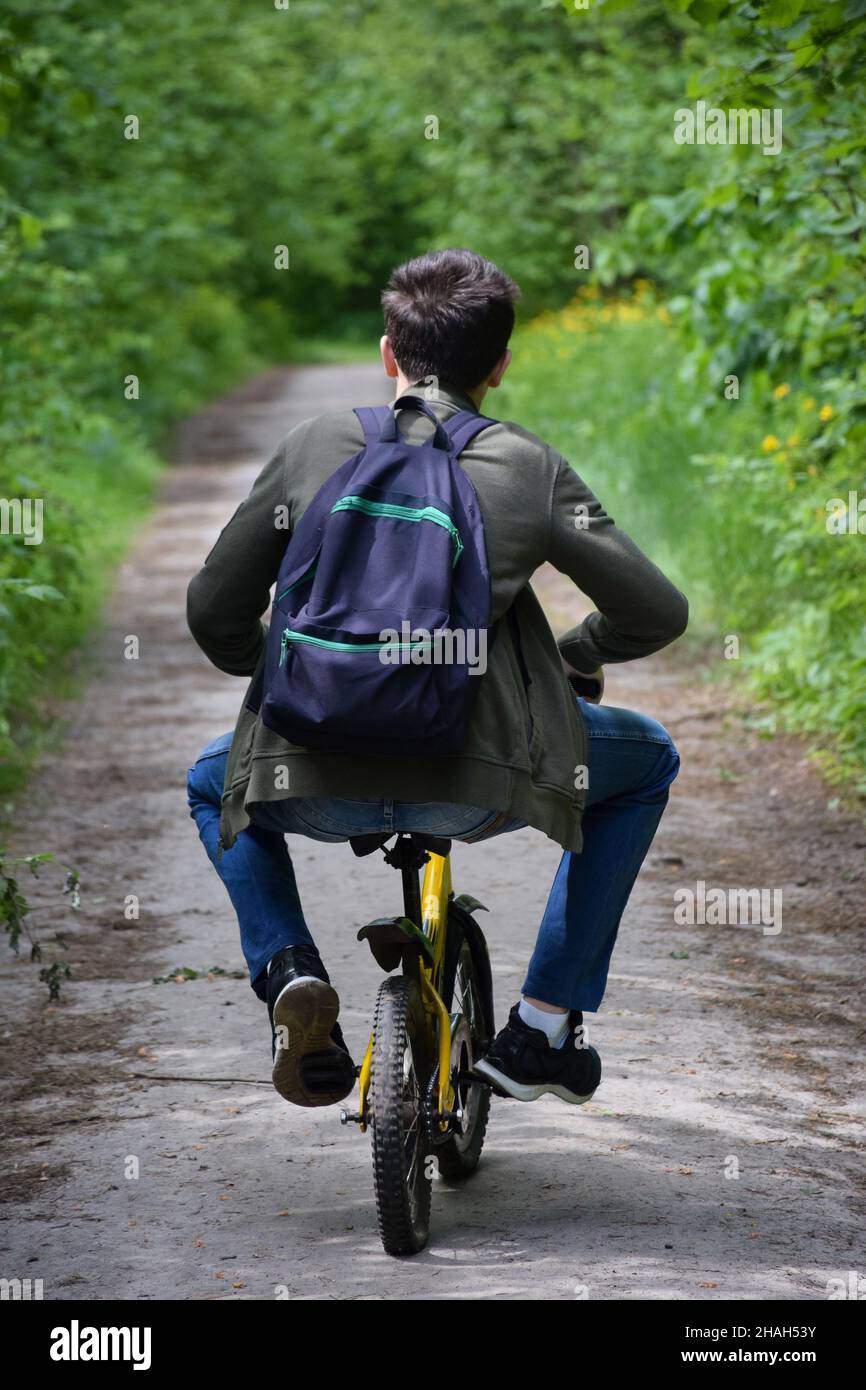 Legs wide apart hi-res stock photography and images - Alamy