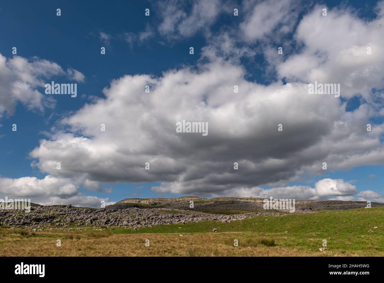 Limestone Scars above the Kingsdale Road in Yorkshire Stock Photo - Alamy