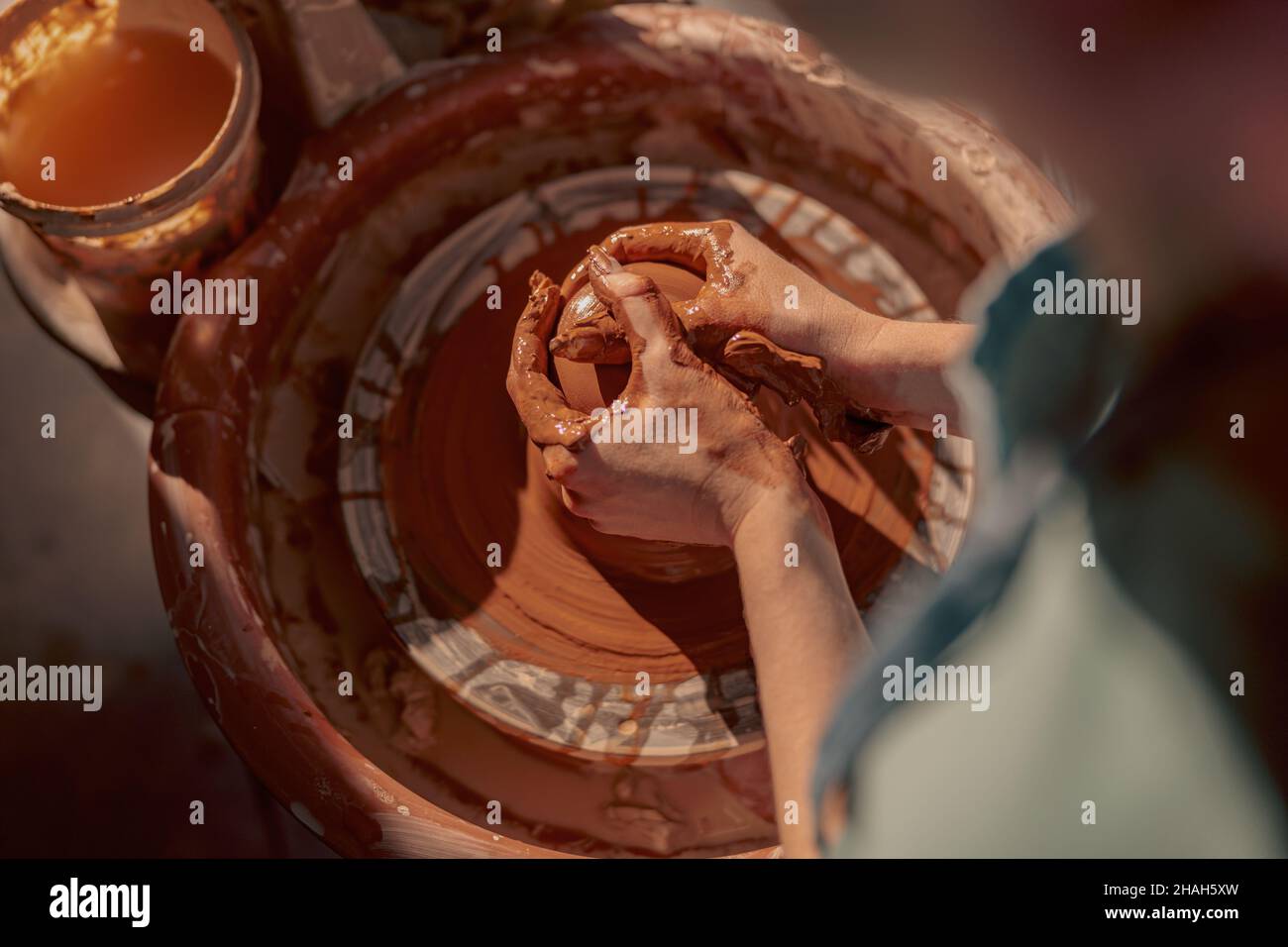 Female potter shaping piece hi-res stock photography and images - Alamy