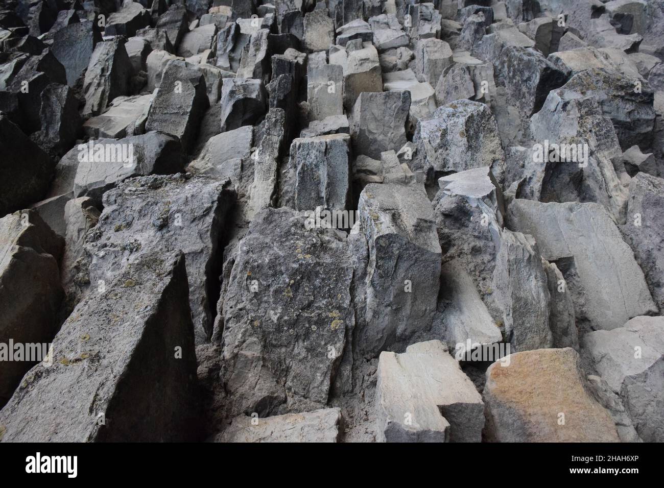 The texture of the stone, laid out on the wall, of different shapes and ...