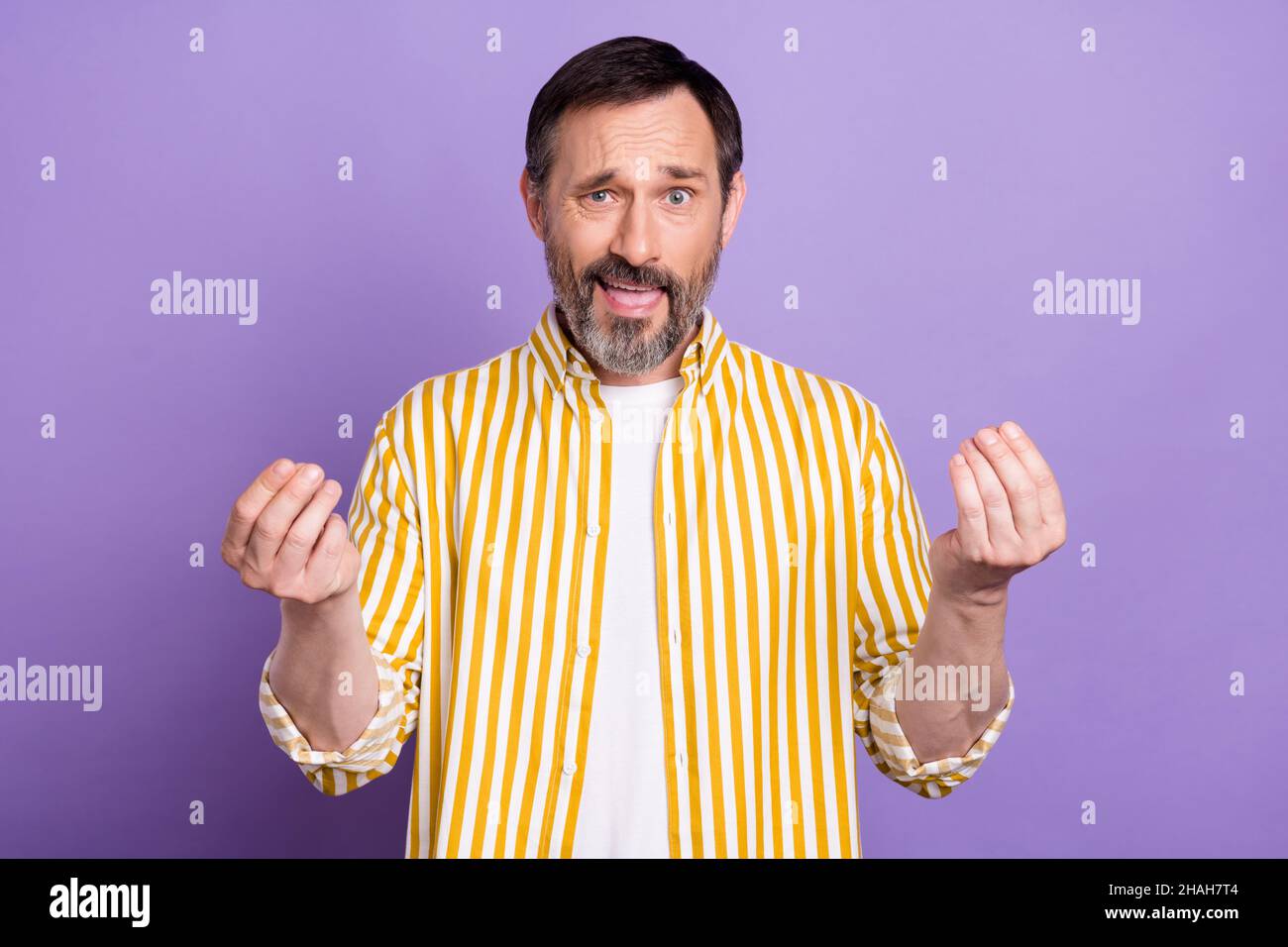 Photo portrait bearded man in striped shirt angry arguing explaining ...