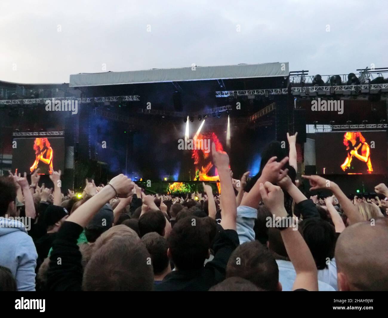 Crowd waiting concert hi-res stock photography and images - Alamy