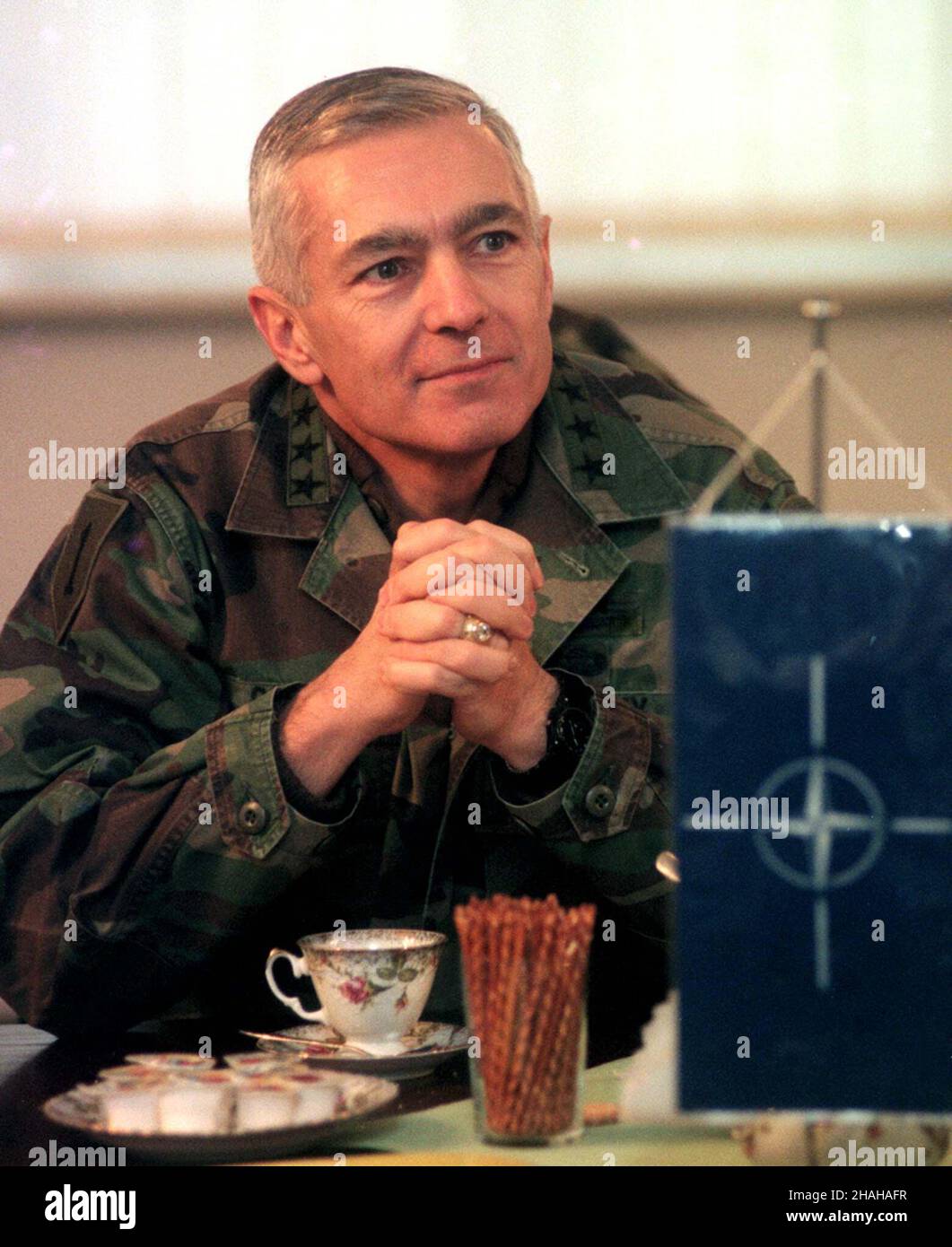 Weso³a k.Warszawy, 06.12.1999. Dowódca si³ NATO w Europie gen. Wesley ...