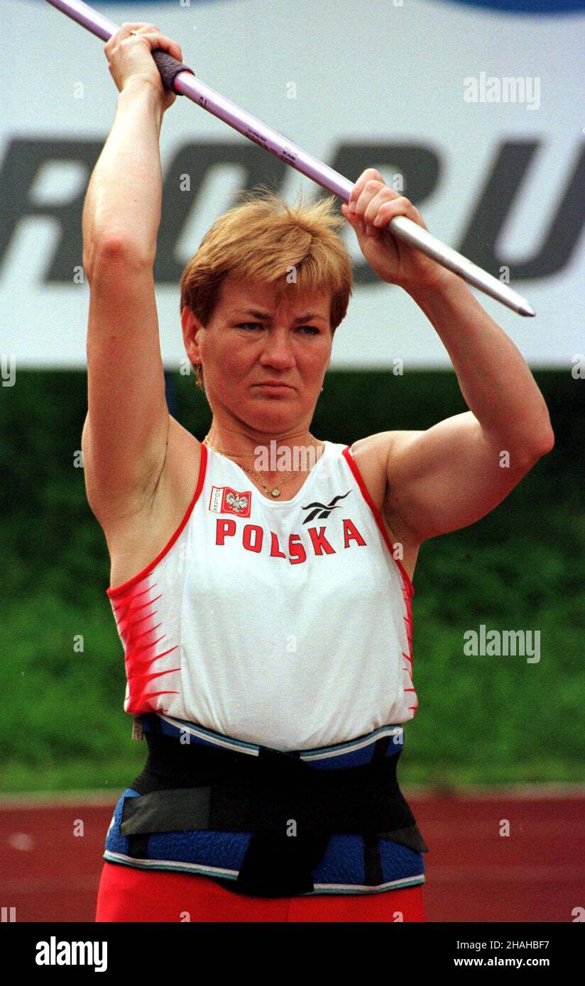 Sopot, 12.08.2000. Genowefa Patla rzuca oszczepem, podczas zawodów ...