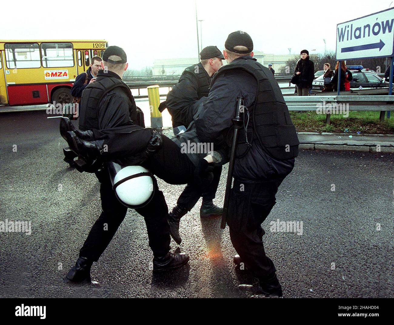 Warszawa, 18.12.2000. Policjanci próbuj¹ usun¹æ piêlêgniarki i ...