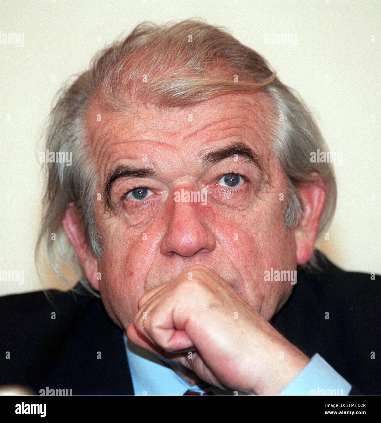 Warszawa, 09.12.2000. Profesor Zbigniew Religa, kardiochirurg. (mr) PAP ...