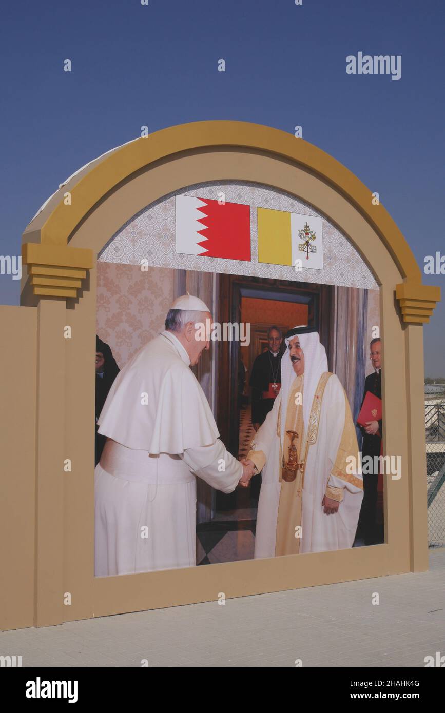 Photo of Pope Francis and King Hamad of Bahrain. The photo was located ...
