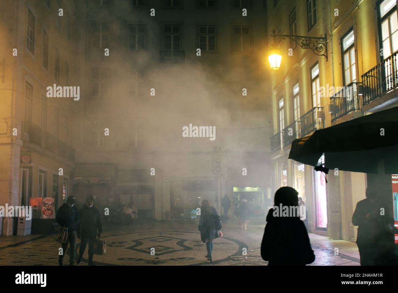 People walk in lisbon hi-res stock photography and images - Alamy