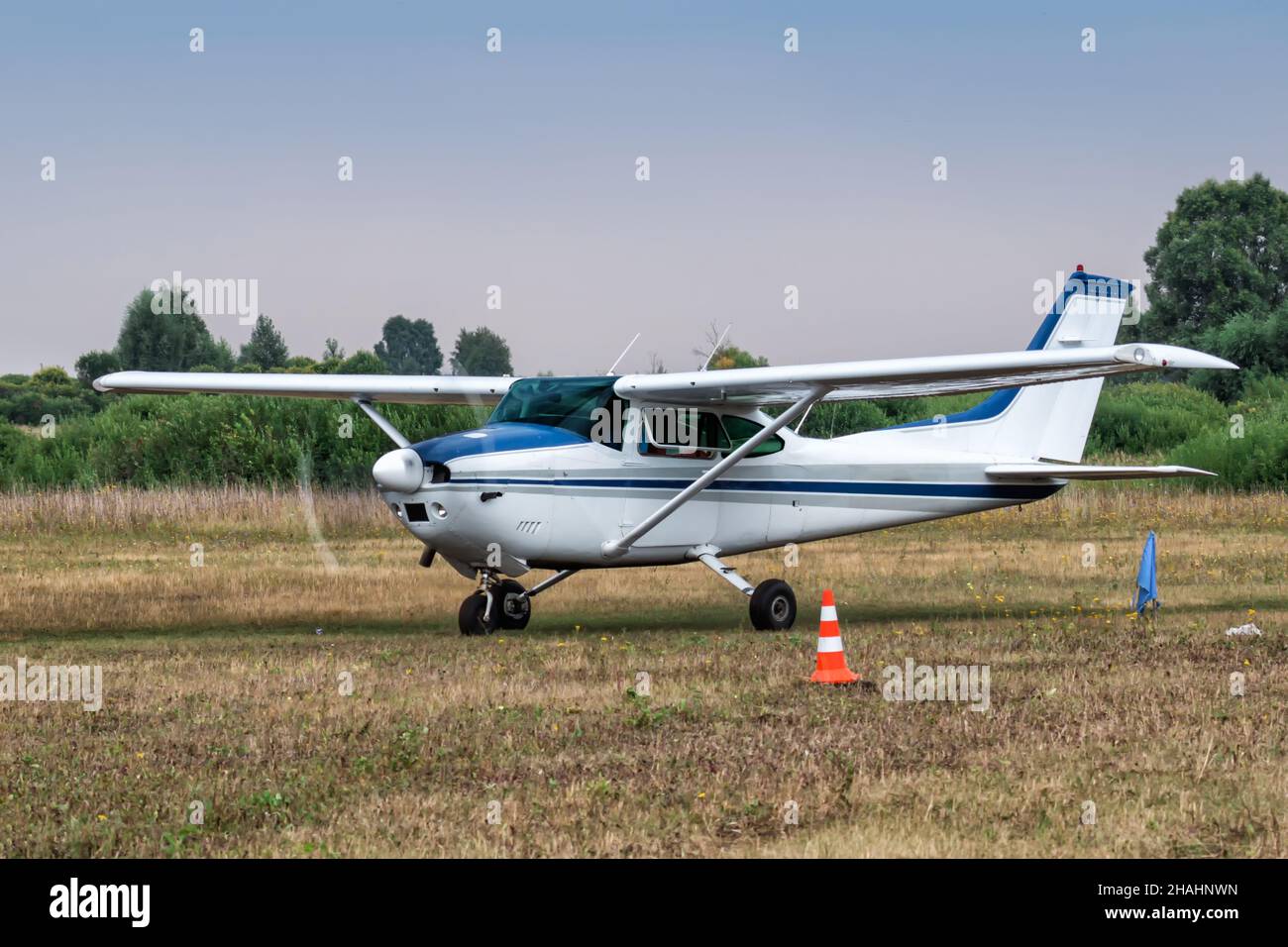 Single engine piston powered aeroplane hi-res stock photography and ...