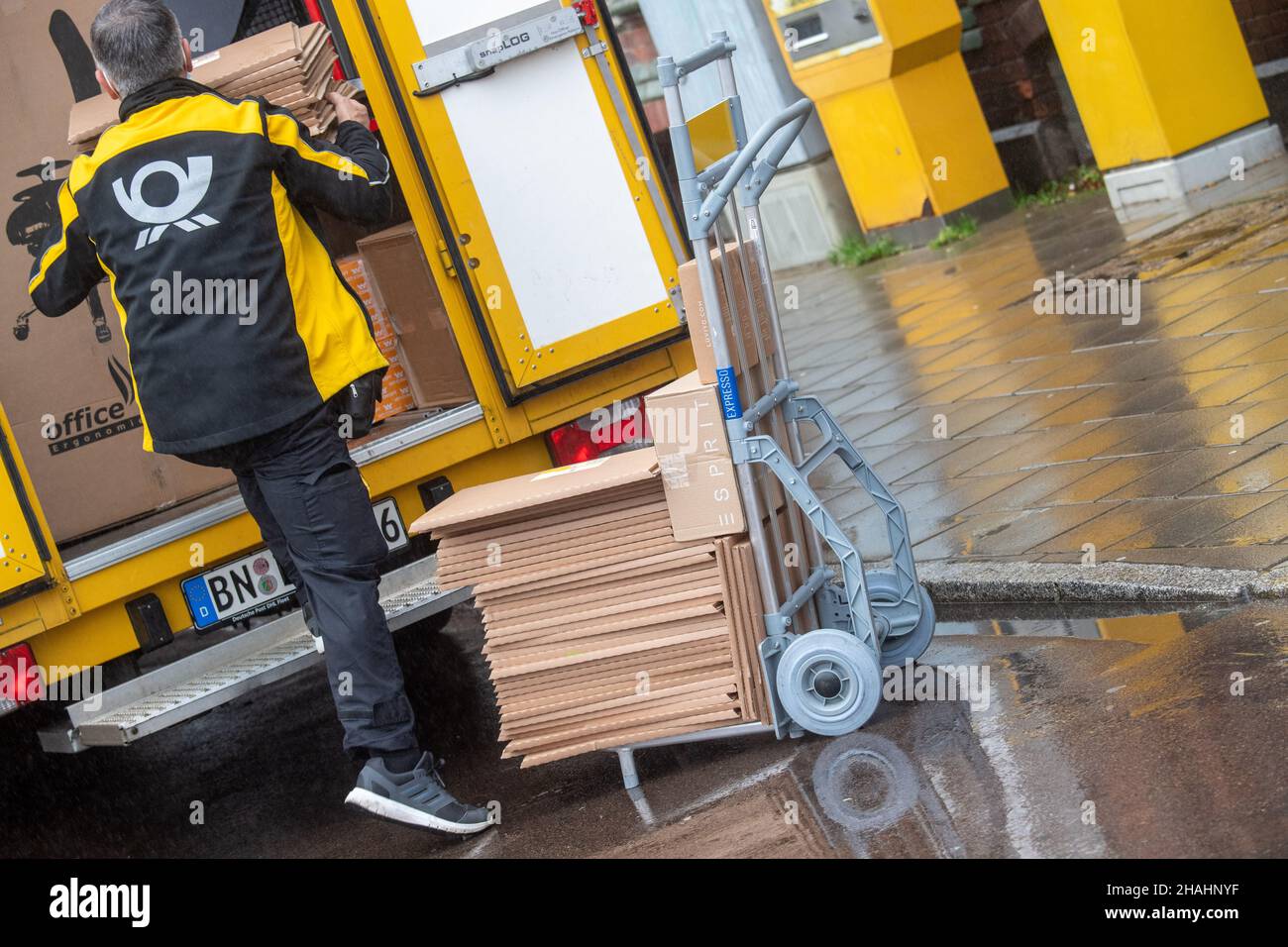Mail carrier cart hi-res stock photography and images - Alamy