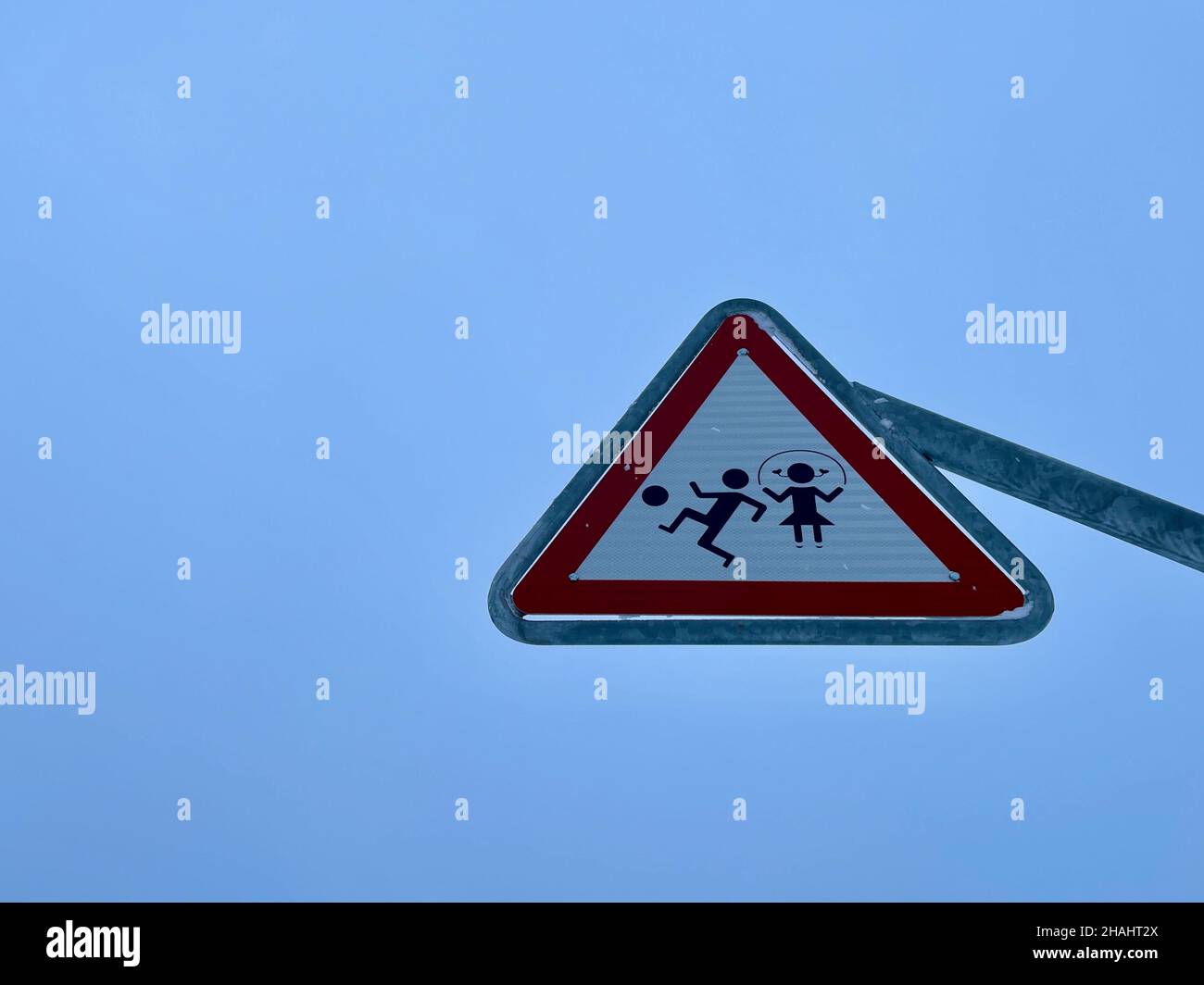 Street sign Kids playing, isolated against blue sky Stock Photo - Alamy