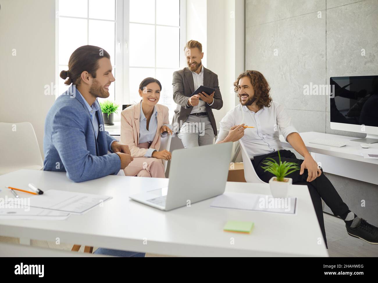 Business meeting on pc hi-res stock photography and images - Alamy