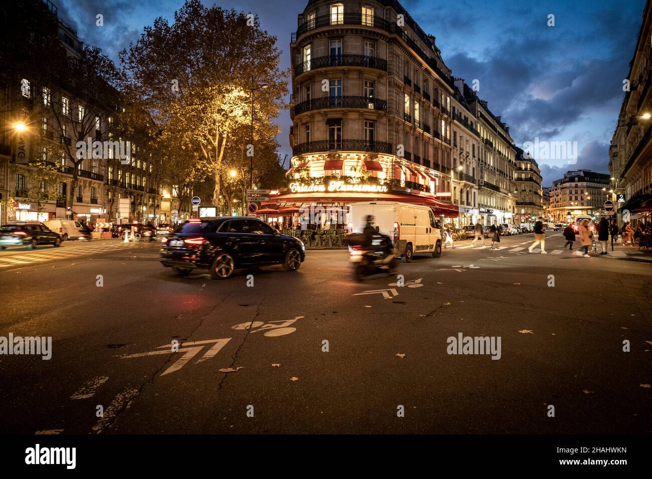 Paris vintage car night hi-res stock photography and images - Alamy
