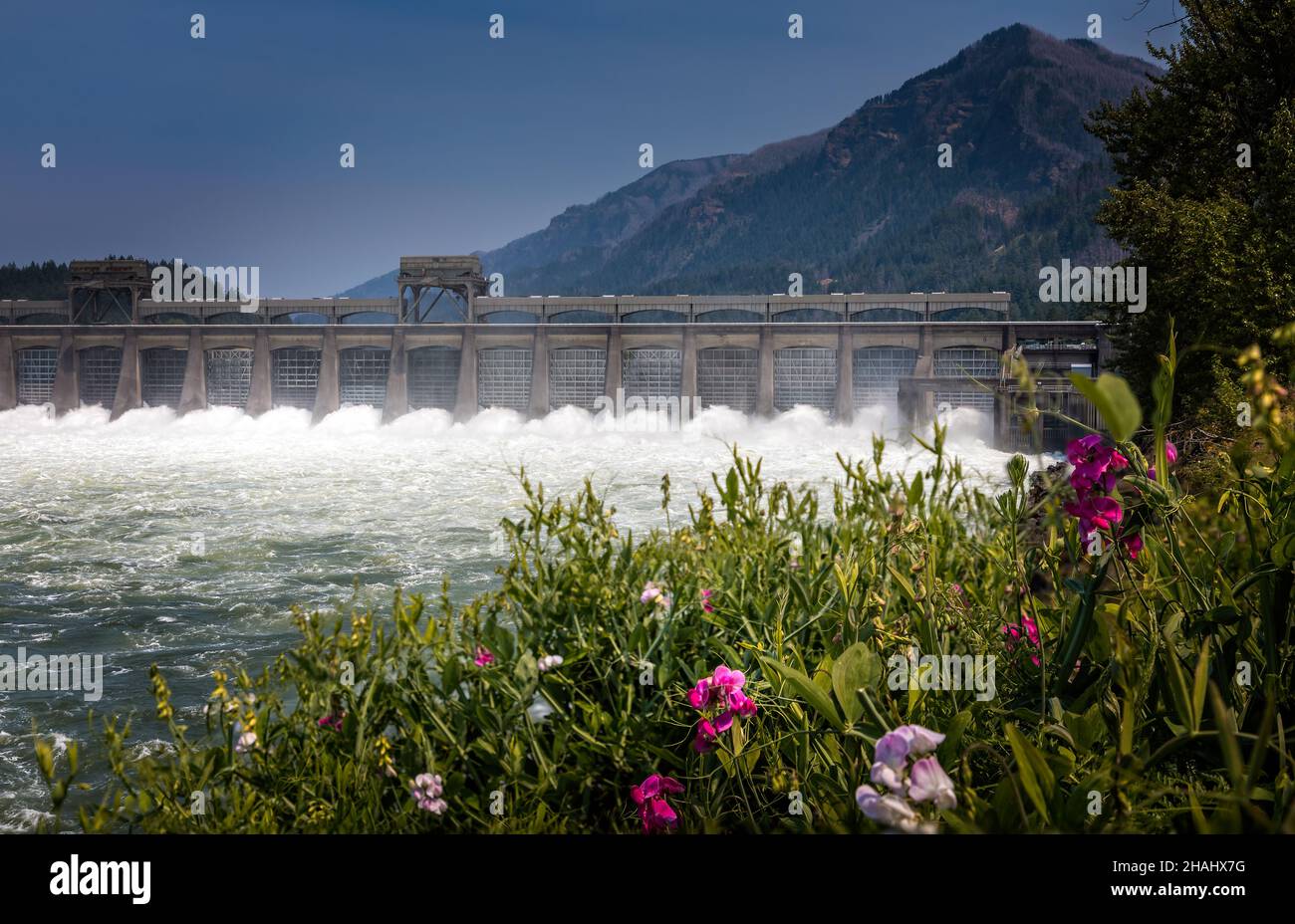 The cascade locks hi-res stock photography and images - Alamy