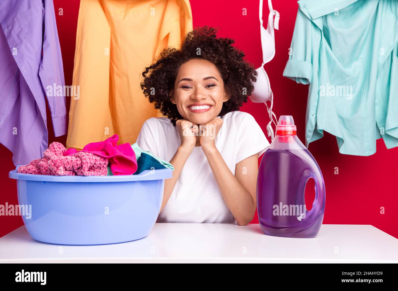 Photo portrait woman laughing near clean clothes washing bottle ...