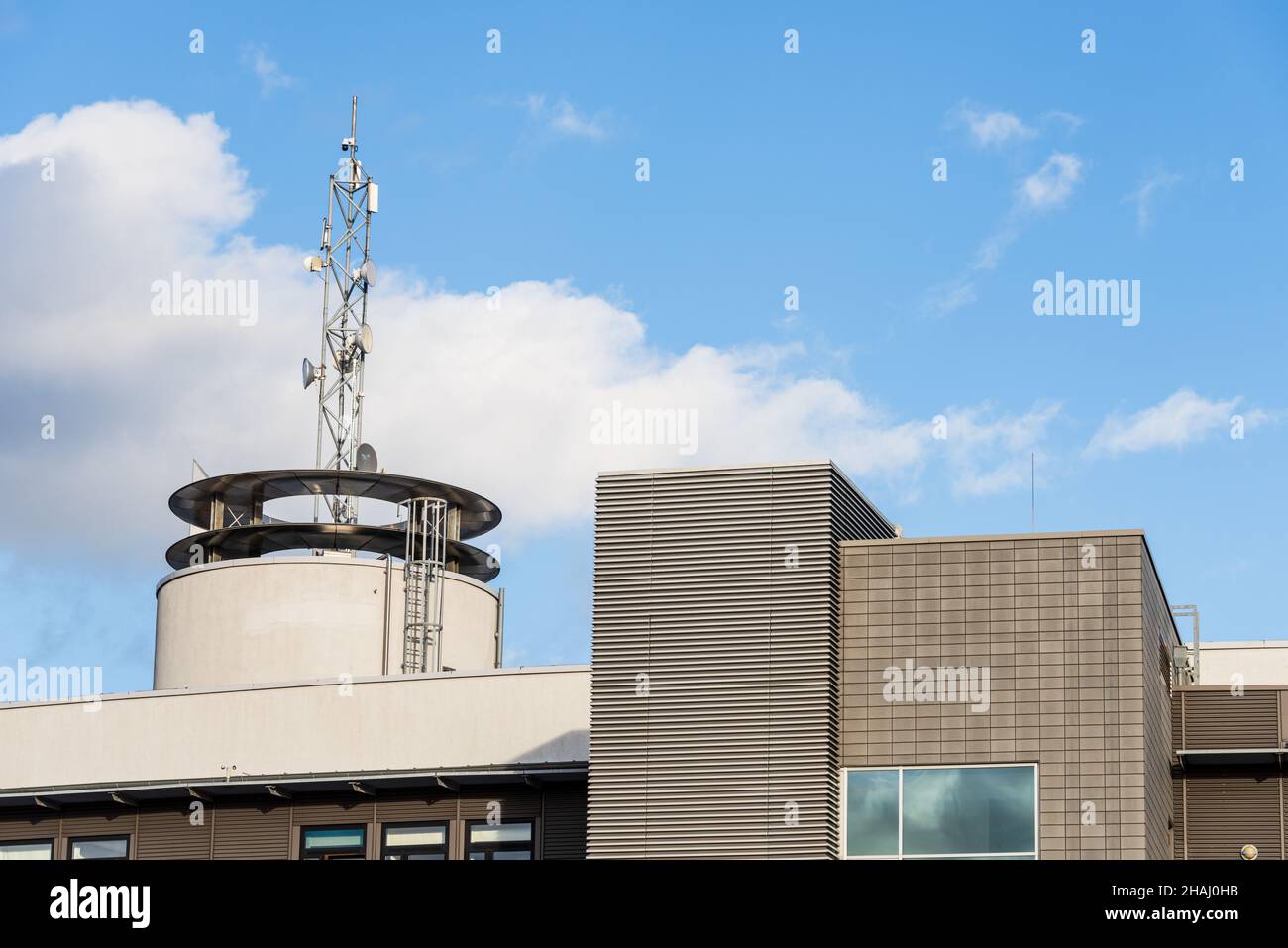 Moderne Funkmasten auf einem Gebäude für den schnellen Mobilfunkverkehr ...