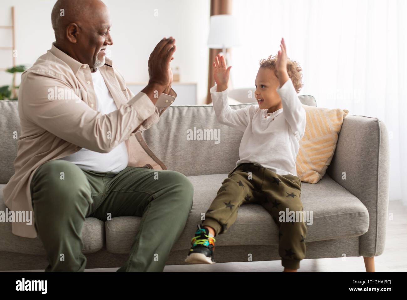 Children clapping hands hi-res stock photography and images - Alamy