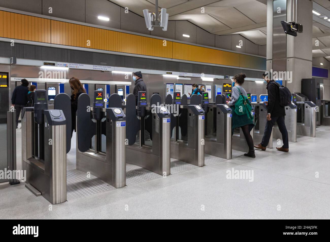 Tfl tube barriers hi-res stock photography and images - Alamy