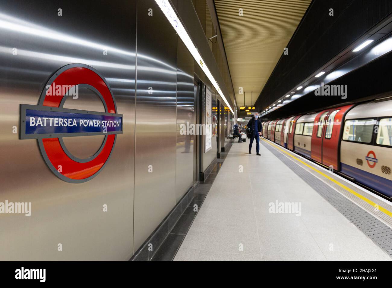 Battersea Power Station roundel and platform area Stock Photo - Alamy