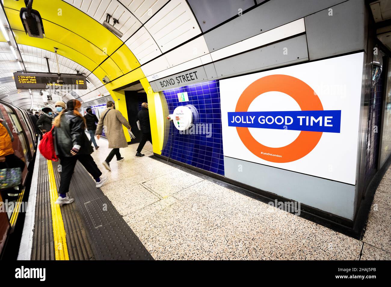 A special "Jolly Good Time" roundel goes up at Bond Street station ...