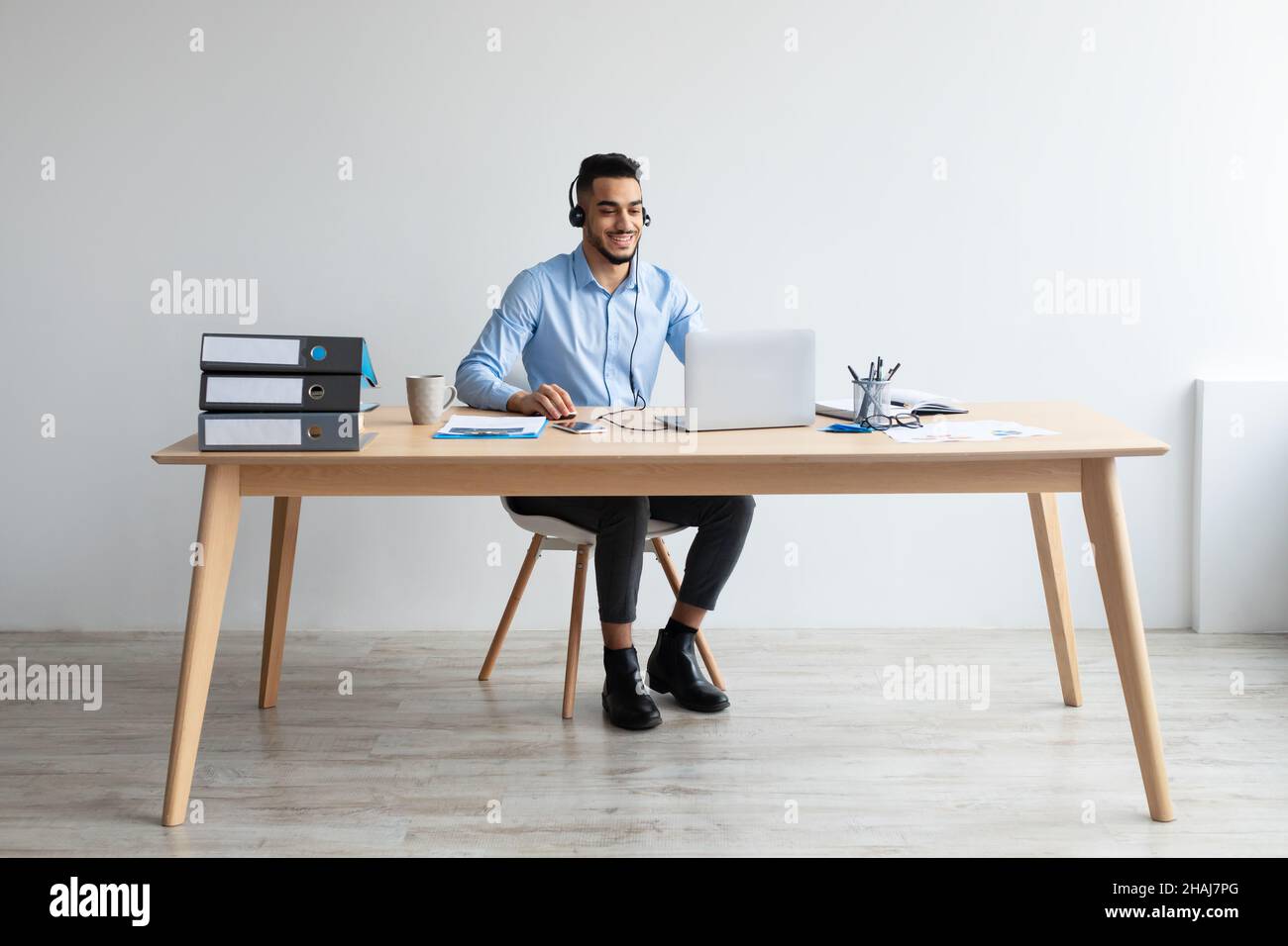 Arab businessman wearing headset hi-res stock photography and images ...
