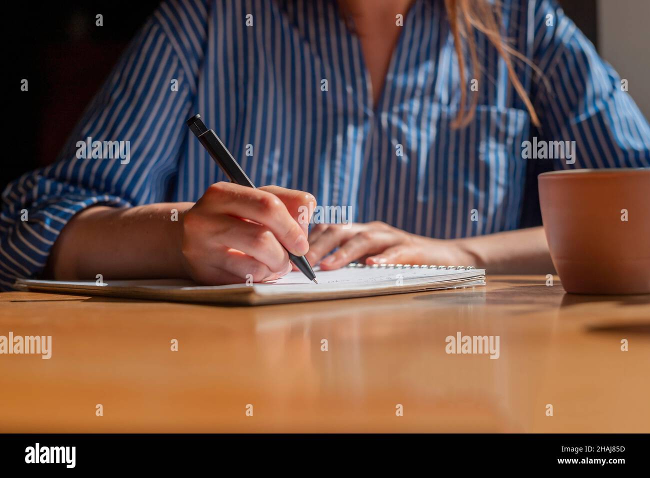 Hand pen desk hi-res stock photography and images - Alamy