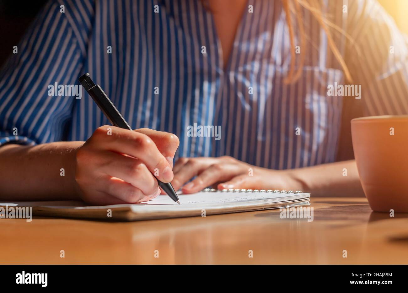 Hand pen desk hi-res stock photography and images - Alamy