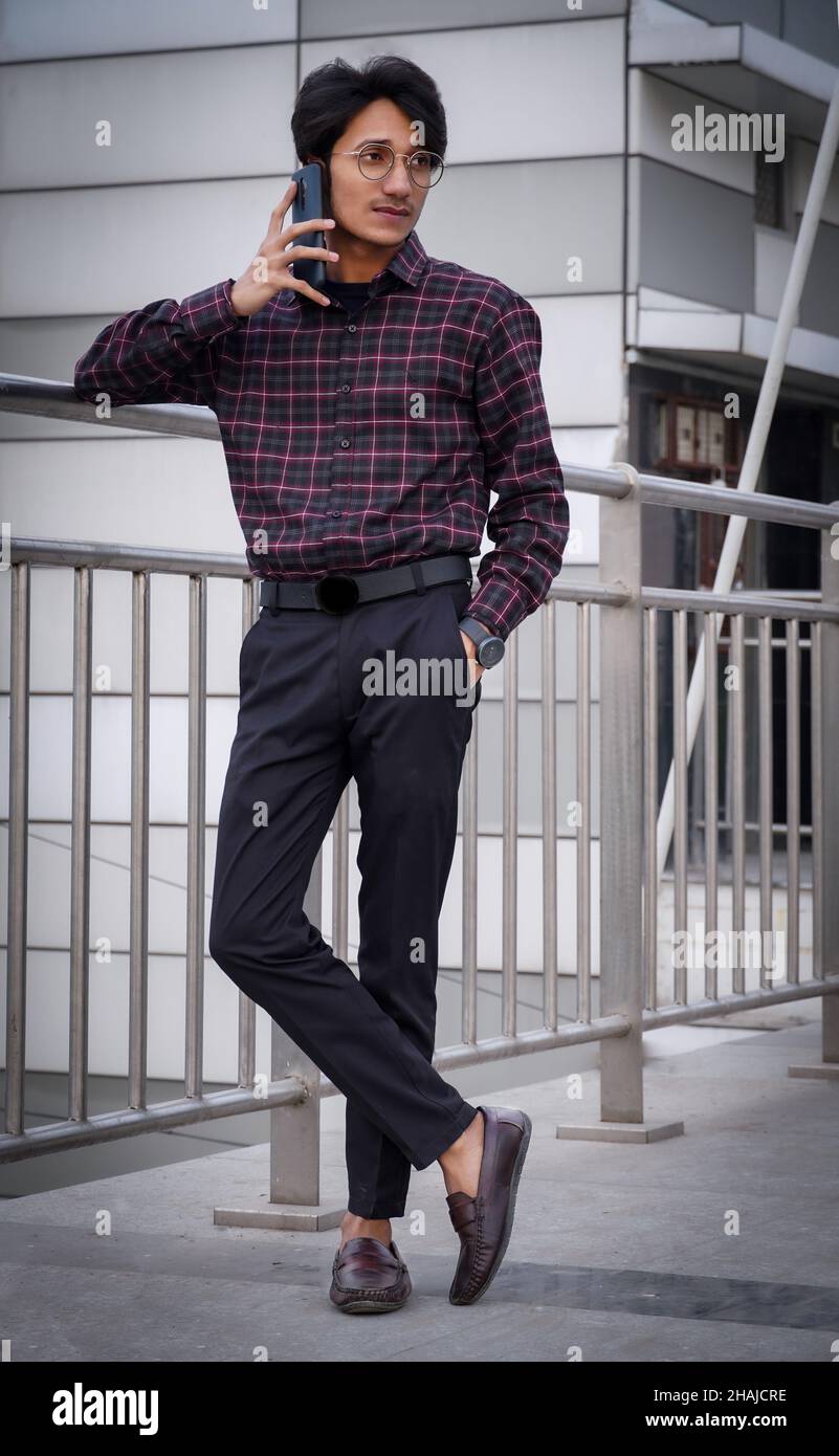 Handsome black man smiling talking hi-res stock photography and images ...