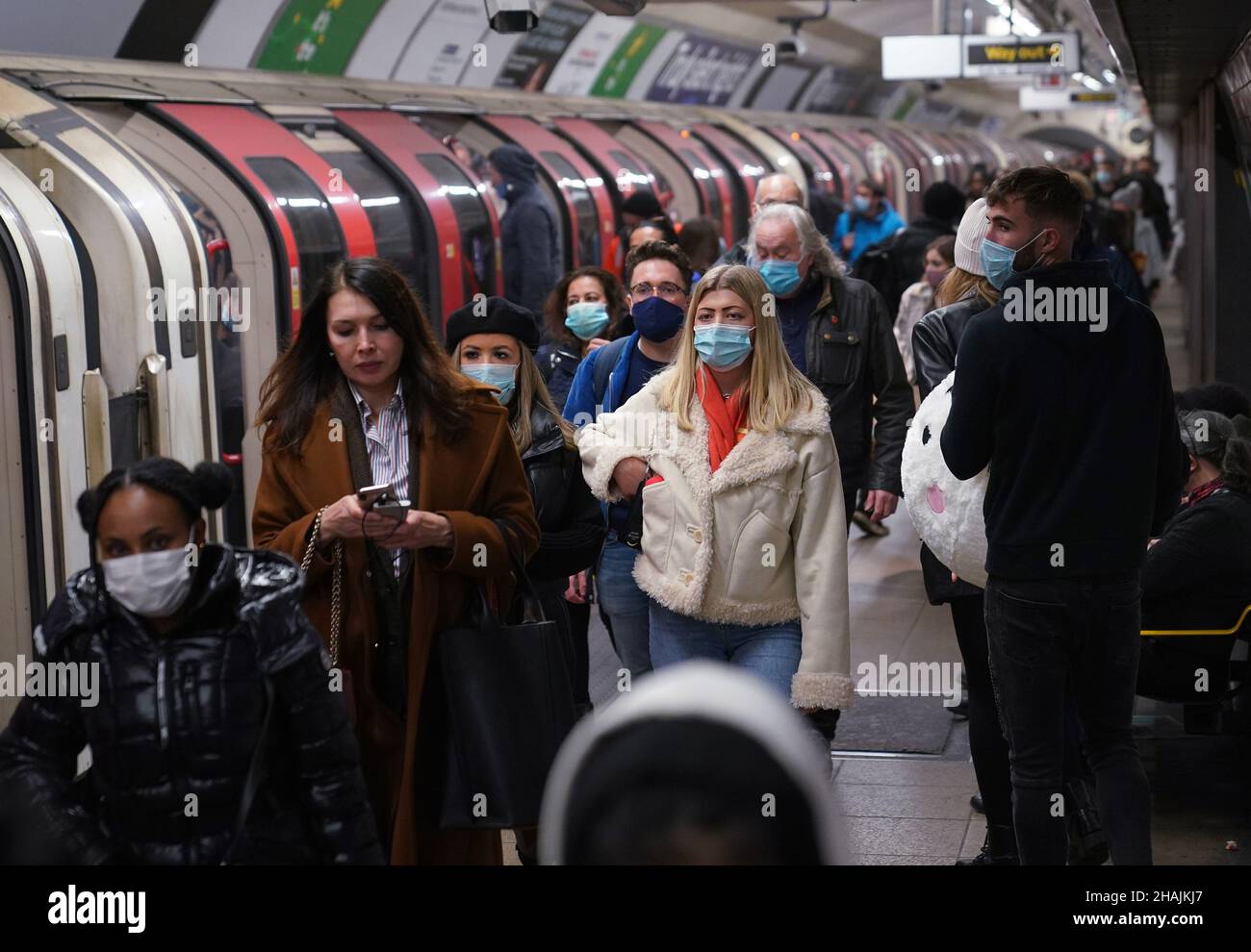 Commuters on the eastbound Central Line platform at Oxford Circus ...