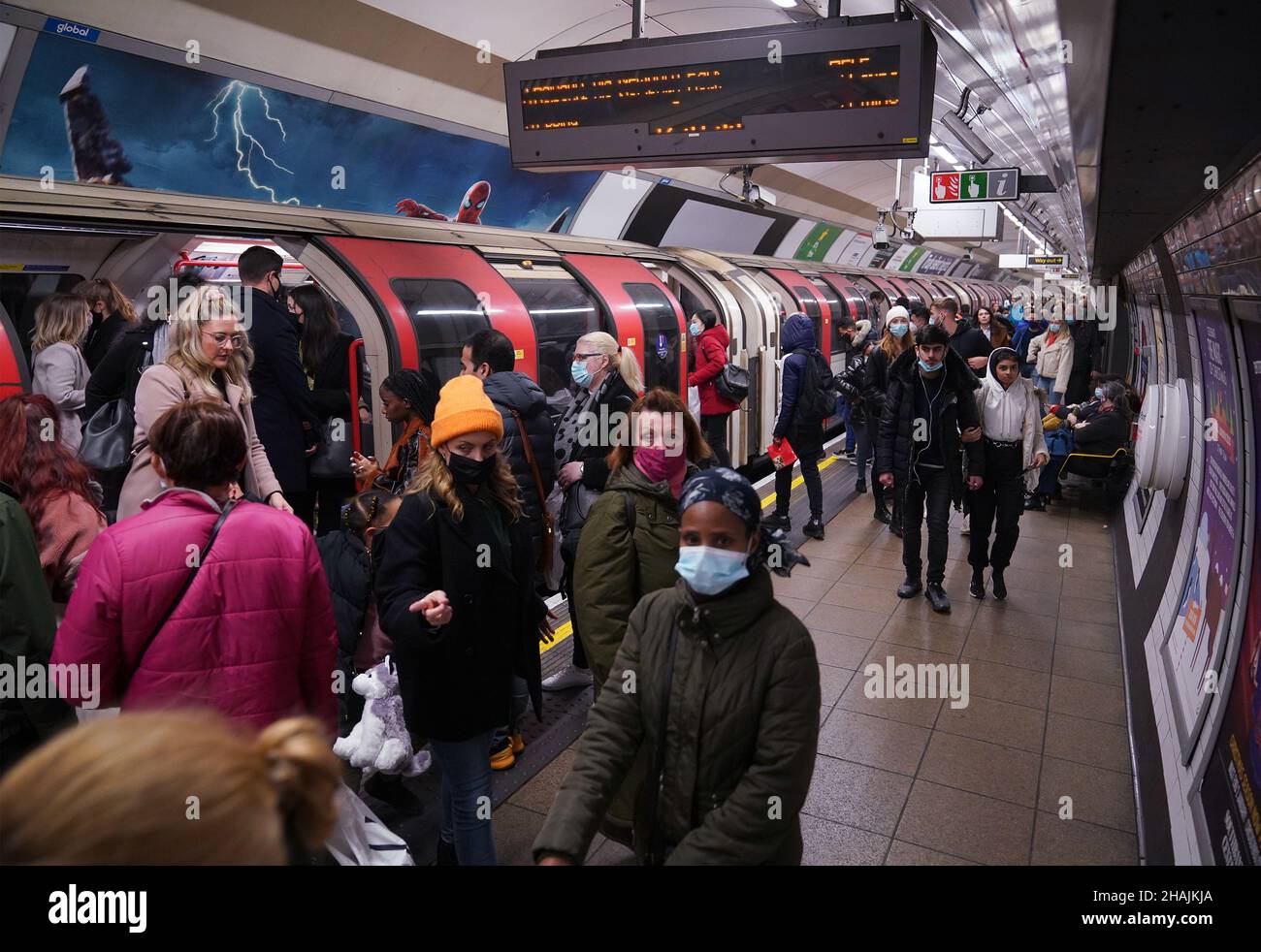 Commuters on the eastbound Central Line platform at Oxford Circus ...