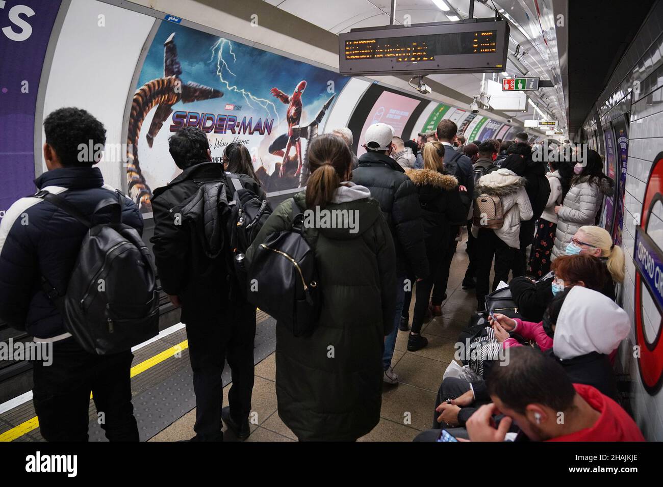 Evening rush hour central line hi-res stock photography and images - Alamy