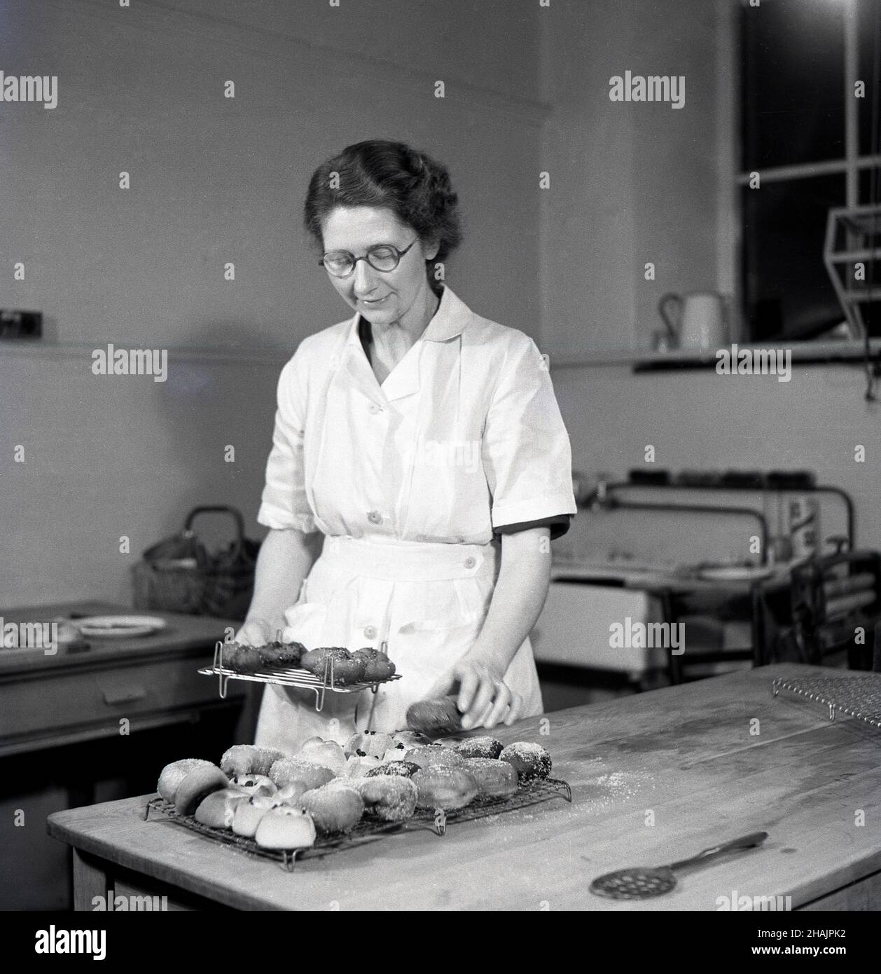1950s baking buns hi-res stock photography and images - Alamy