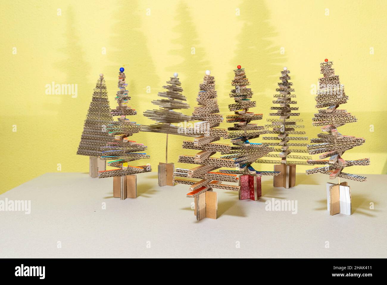 Homemade Christmas trees from cardboard are more ecological, colorful ...