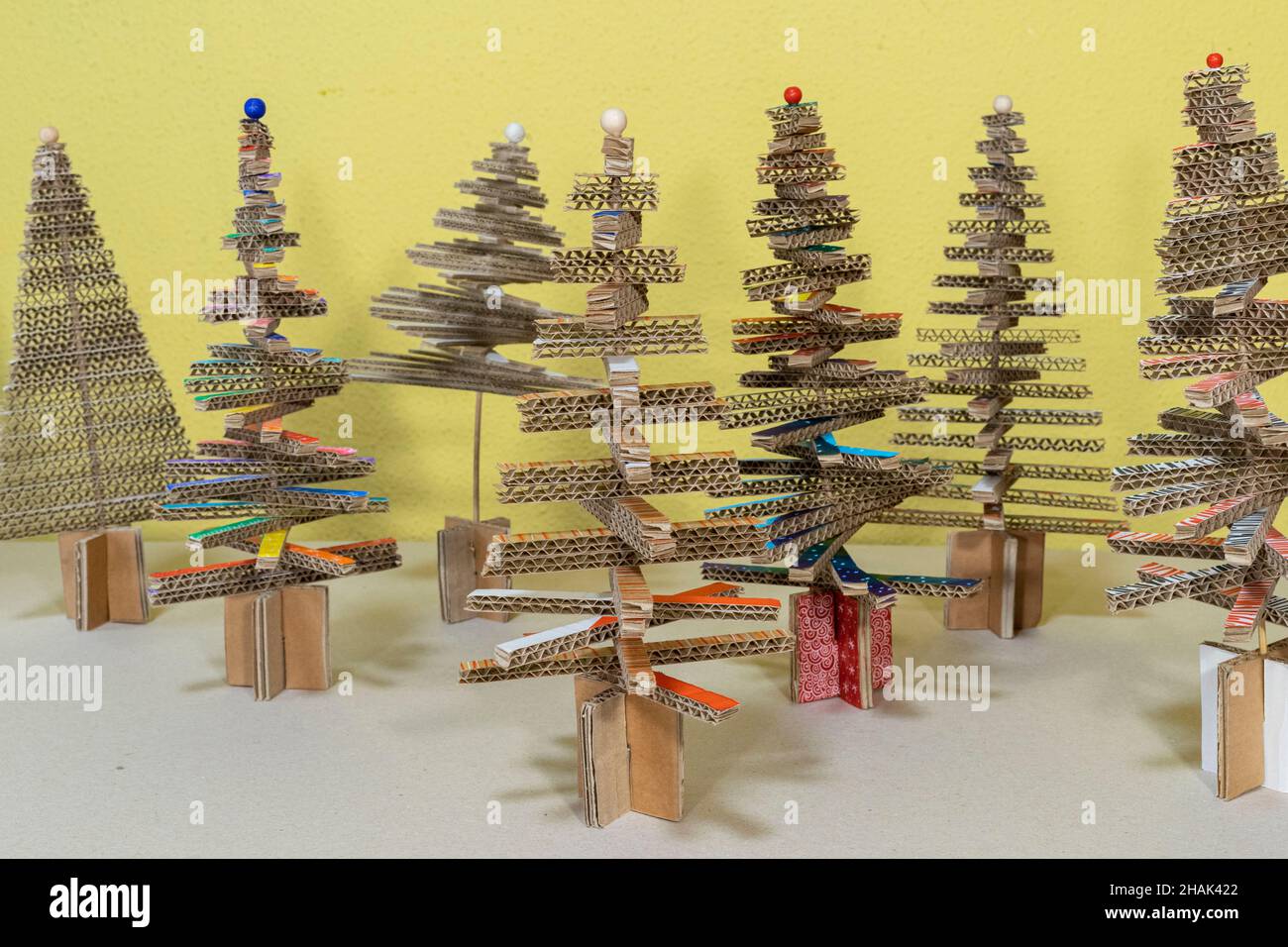 Homemade Christmas trees from cardboard are more ecological, colorful ...