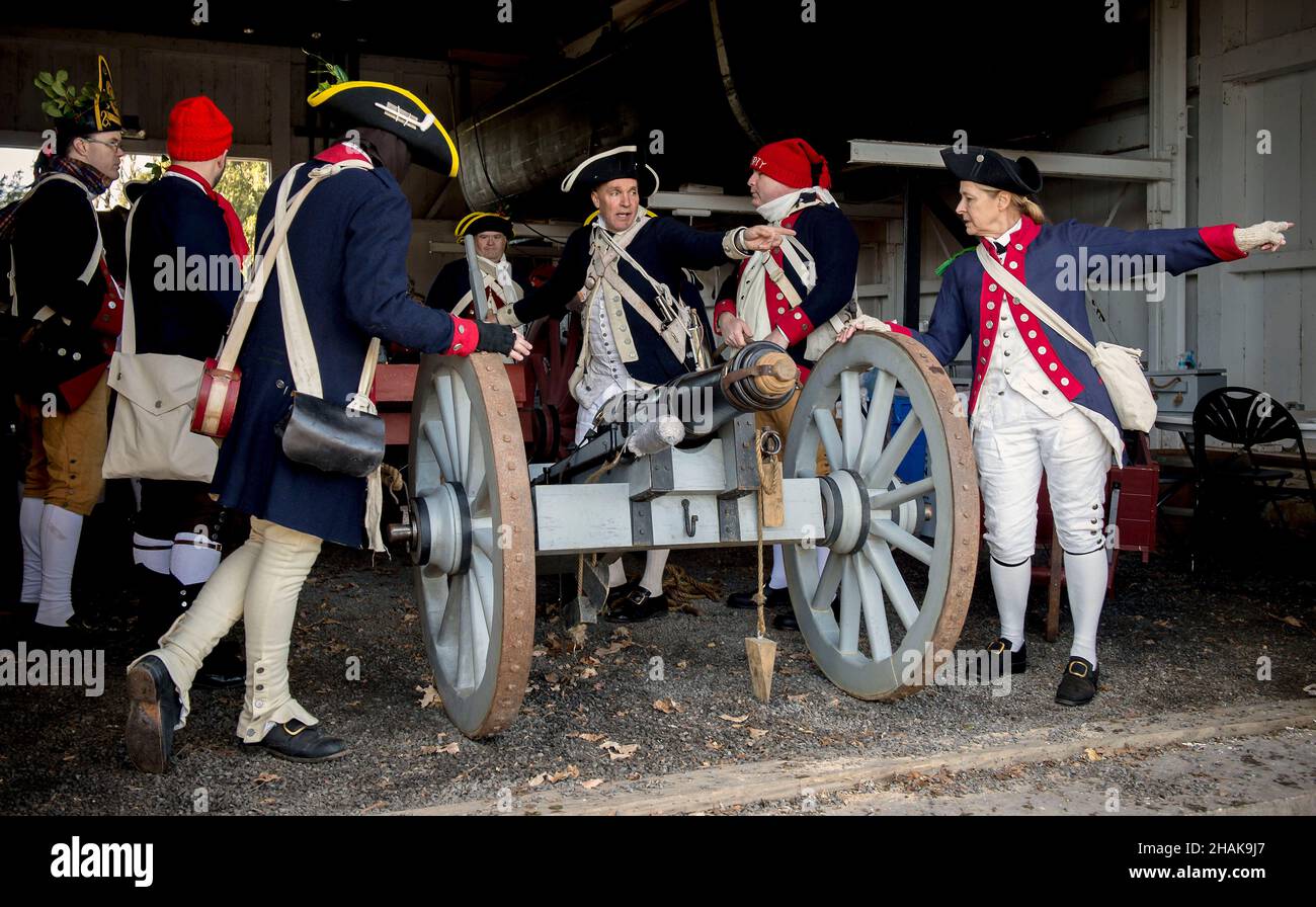 Revolutionary war cannons at night hi-res stock photography and images ...