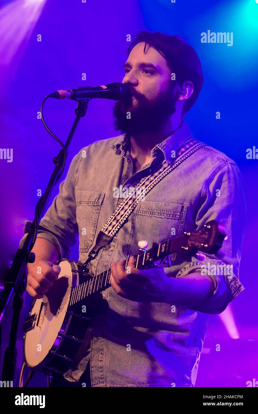 Vocalist and guitarist Andy Fields with British a Capella style, folk ...