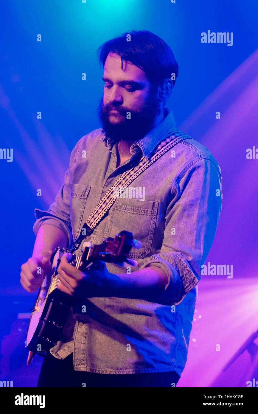 Vocalist and guitarist Andy Fields with British a Capella style, folk ...