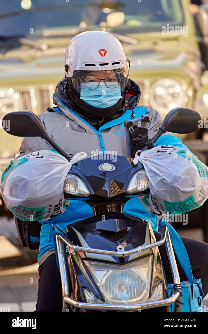Cyclists and food delivery people Stock Photo - Alamy